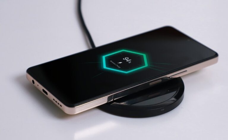 Daftar 7 HP Dengan Wireless Charging Terbaru Desember 2025